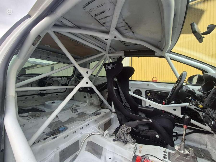 White Volkswagen Golf 2013 in Vilnius, with an engine capacity of 1.98 L and mileage of 159 thousand km for 16900 €, photo 12 on AUTOMOTO.COM.LV