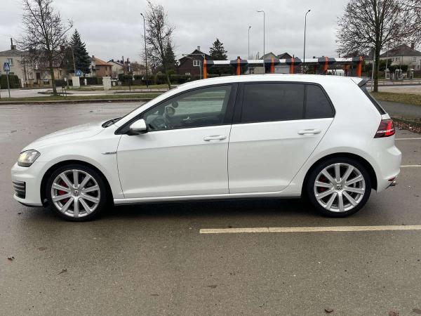 White Volkswagen Golf 2014 in Taurage, with an engine capacity of 1.97 L and mileage of 236 thousand km for 10999 €, photo 7 on AUTOMOTO.COM.LV