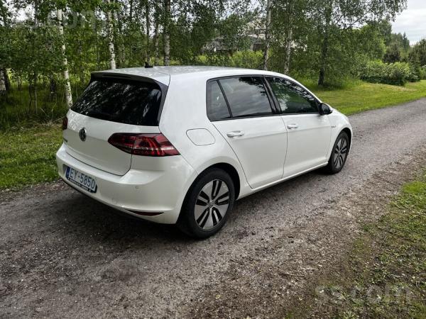 White Volkswagen Golf 2014 in Riga, with an engine capacity of 1.60 L and mileage of 125 thousand km for 8500 €, photo 3 on AUTOMOTO.COM.LV
