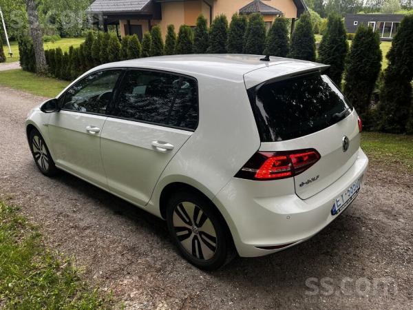 White Volkswagen Golf 2014 in Riga, with an engine capacity of 1.60 L and mileage of 125 thousand km for 8500 €, photo 10 on AUTOMOTO.COM.LV