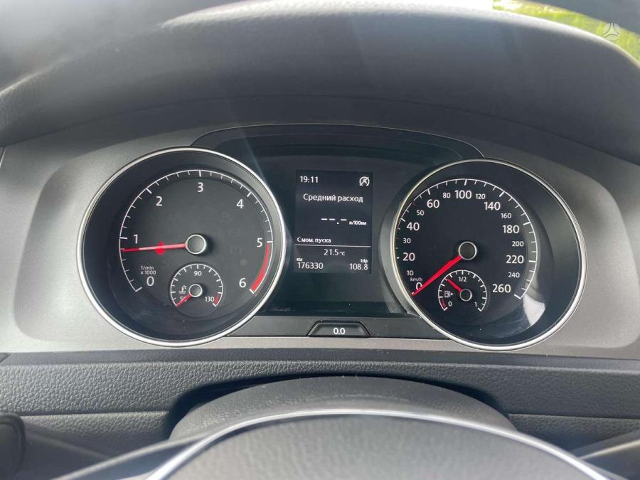 White Volkswagen Golf 2014 in Siauliai, with an engine capacity of 1.60 L and mileage of 176 thousand km for 7200 €, photo 11 on AUTOMOTO.COM.LV