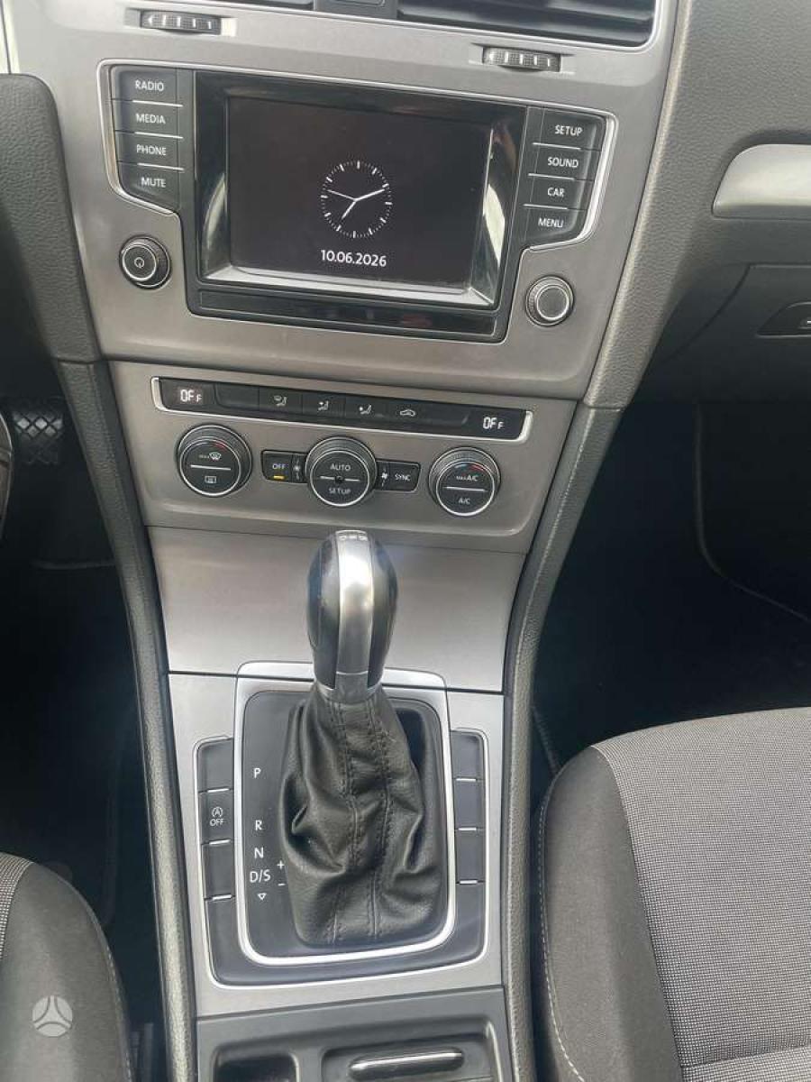White Volkswagen Golf 2014 in Siauliai, with an engine capacity of 1.60 L and mileage of 176 thousand km for 7200 €, photo 12 on AUTOMOTO.COM.LV