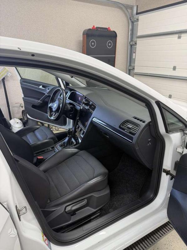 White Volkswagen Golf 2014 in Siauliai, with an engine capacity of 1.60 L and mileage of 240 thousand km for 6200 €, photo 8 on AUTOMOTO.COM.LV