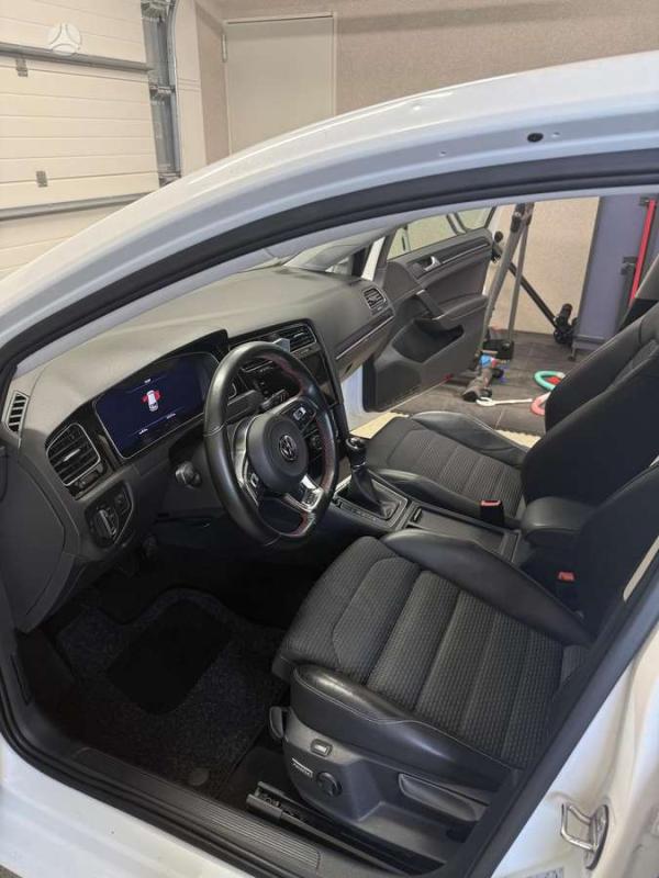 White Volkswagen Golf 2014 in Siauliai, with an engine capacity of 1.60 L and mileage of 240 thousand km for 6200 €, photo 9 on AUTOMOTO.COM.LV