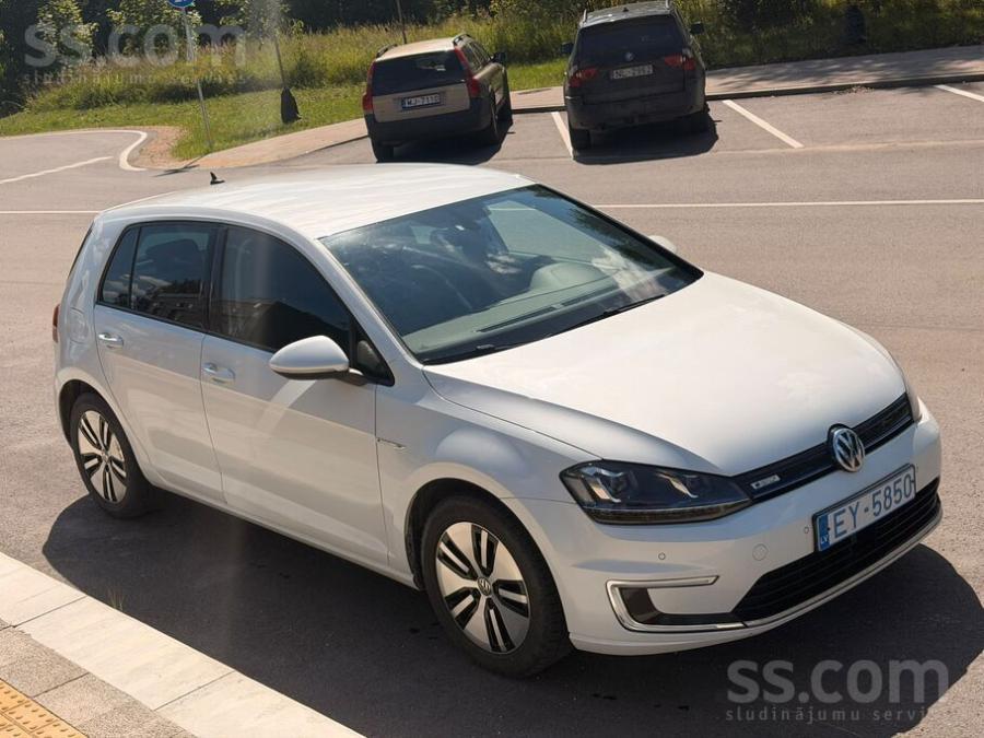 White Volkswagen Golf 2014 in Riga, with an engine capacity of 1.60 L and mileage of 121 thousand km for 9900 €, photo 1 on AUTOMOTO.COM.LV