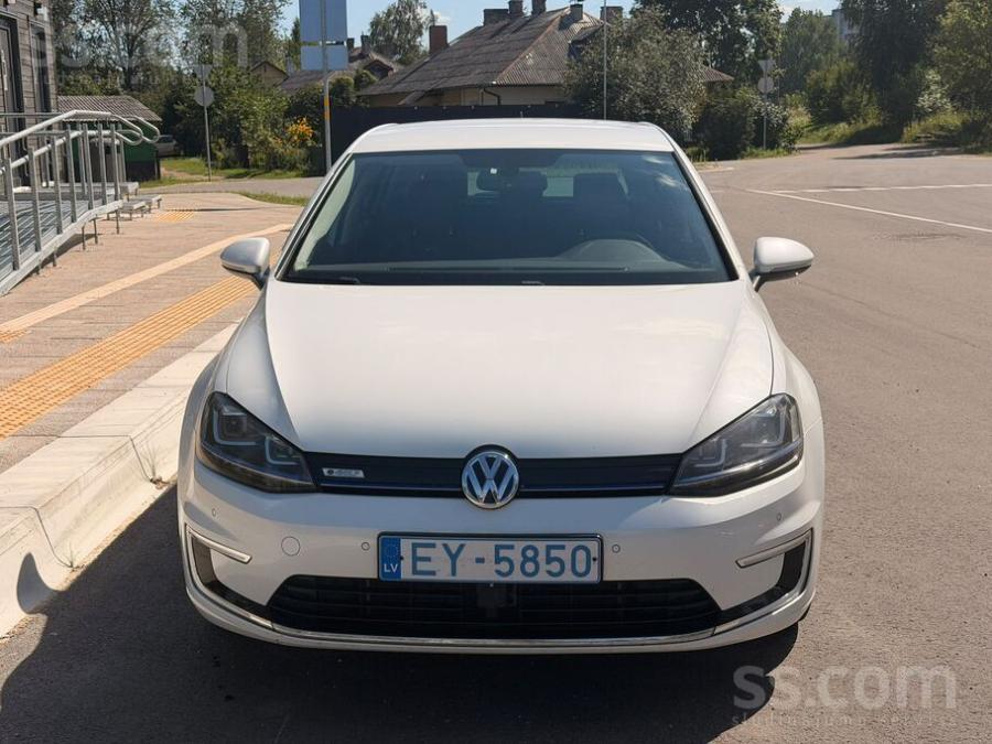 White Volkswagen Golf 2014 in Riga, with an engine capacity of 1.60 L and mileage of 121 thousand km for 9900 €, photo 3 on AUTOMOTO.COM.LV