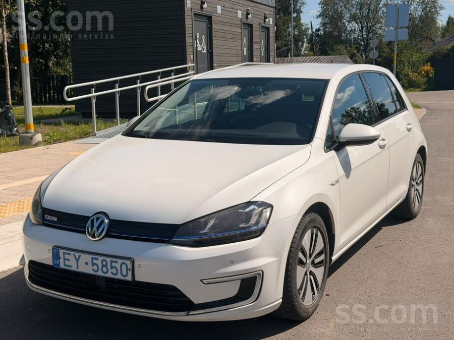White Volkswagen Golf 2014 in Riga, with an engine capacity of 1.60 L and mileage of 121 thousand km for 9900 €, photo 4 on AUTOMOTO.COM.LV