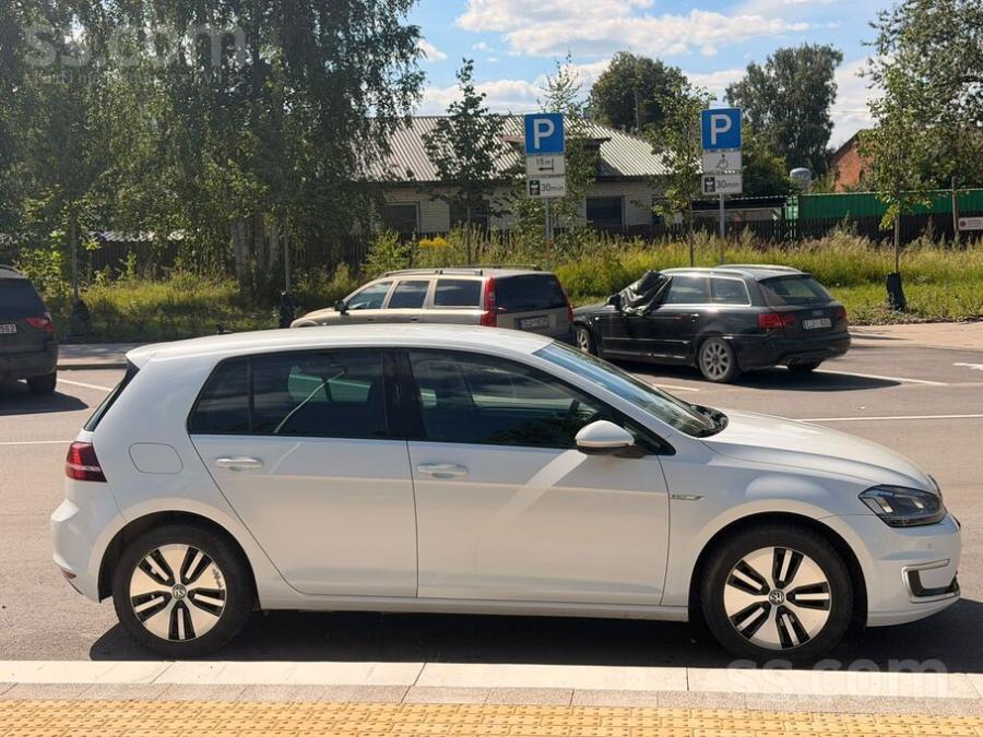 White Volkswagen Golf 2014 in Riga, with an engine capacity of 1.60 L and mileage of 121 thousand km for 9900 €, photo 5 on AUTOMOTO.COM.LV