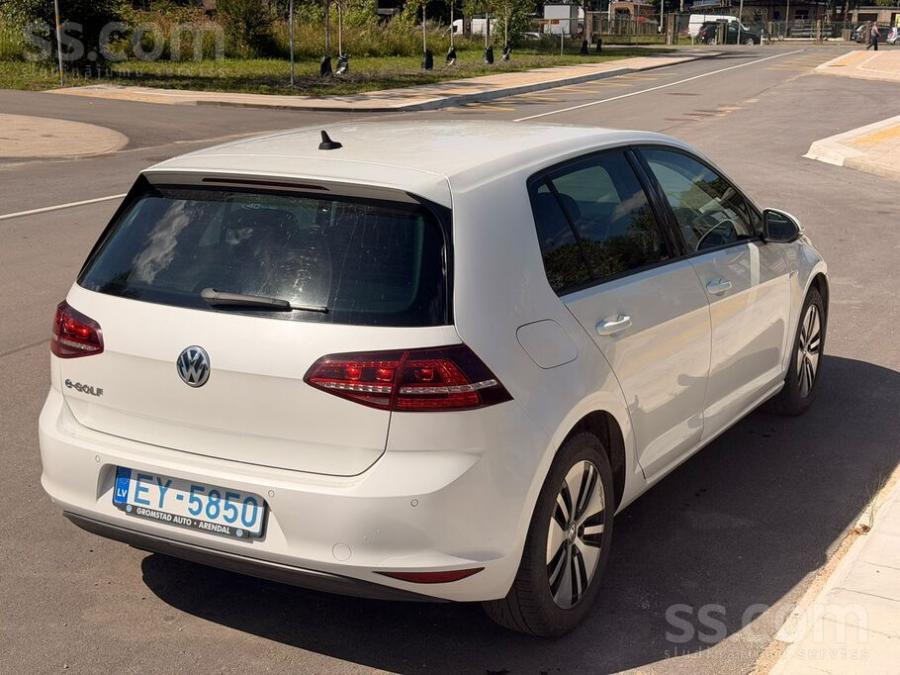 White Volkswagen Golf 2014 in Riga, with an engine capacity of 1.60 L and mileage of 121 thousand km for 9900 €, photo 9 on AUTOMOTO.COM.LV