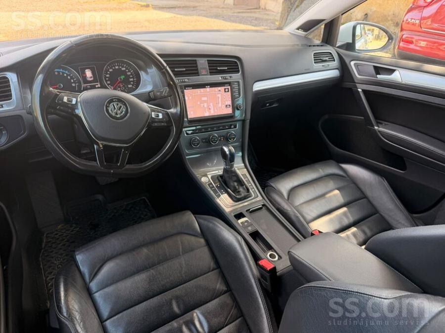 White Volkswagen Golf 2014 in Riga, with an engine capacity of 1.60 L and mileage of 121 thousand km for 9900 €, photo 12 on AUTOMOTO.COM.LV