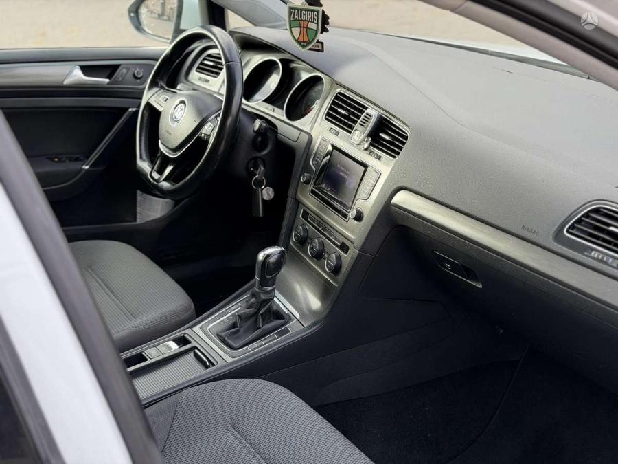 White Volkswagen Golf 2014 in Vilnius, with an engine capacity of 0.00 L and mileage of 288 thousand km for 6500 €, photo 17 on AUTOMOTO.COM.LV