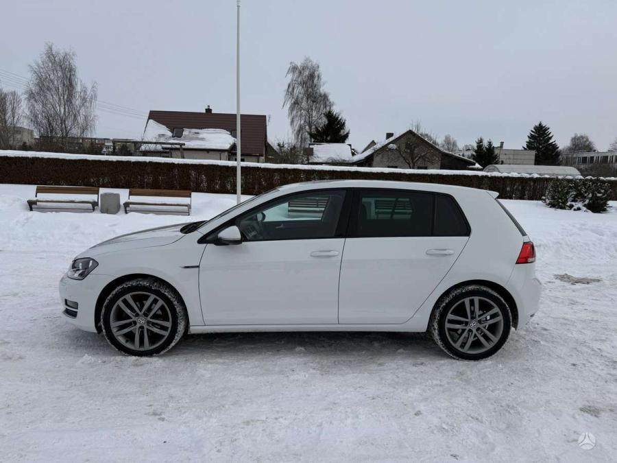 White Volkswagen Golf 2015 in Kedainiai, with an engine capacity of 1.60 L and mileage of 244 thousand km for 7600 €, photo 5 on AUTOMOTO.COM.LV
