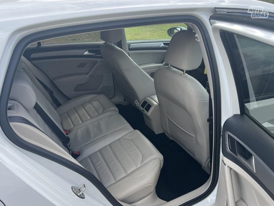 White Volkswagen Golf 2015 in Kedainiai, with an engine capacity of 1.60 L and mileage of 284 thousand km for 6750 €, photo 12 on AUTOMOTO.COM.LV
