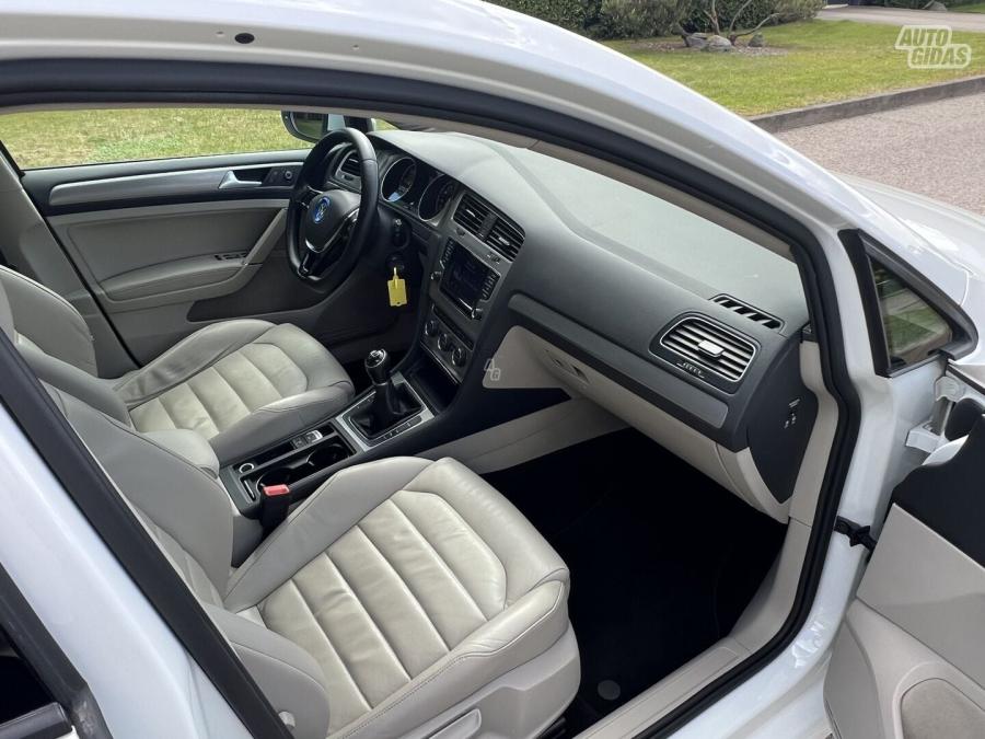 White Volkswagen Golf 2015 in Kedainiai, with an engine capacity of 1.60 L and mileage of 284 thousand km for 6750 €, photo 15 on AUTOMOTO.COM.LV