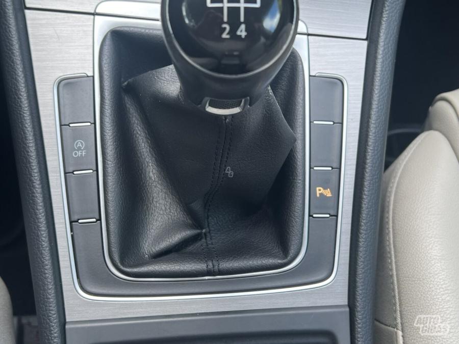 White Volkswagen Golf 2015 in Kedainiai, with an engine capacity of 1.60 L and mileage of 284 thousand km for 6750 €, photo 28 on AUTOMOTO.COM.LV