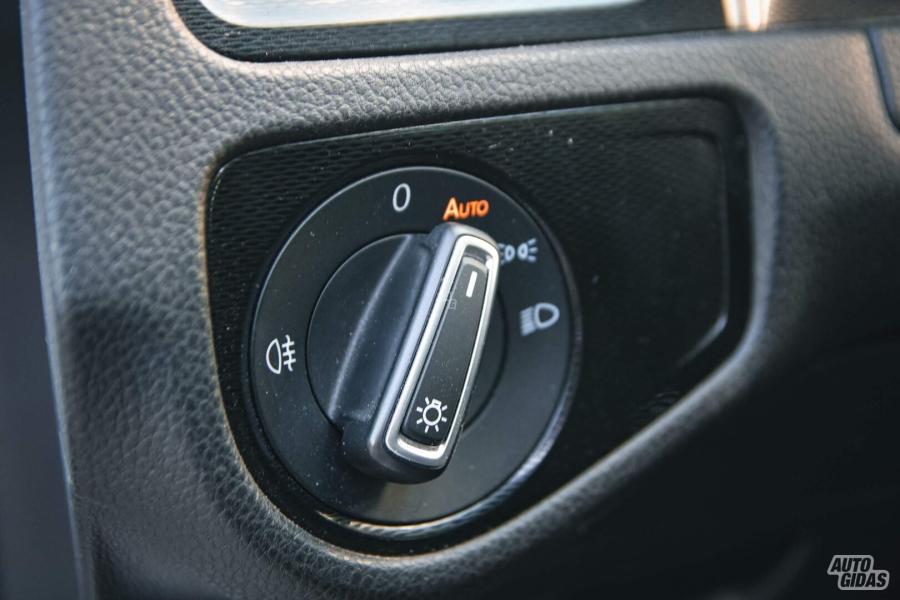 Balts Volkswagen Golf 2015 Šauļi, ar dzinēja tilpumu 2.00 L un nobraukumu 176 tūkst. km par 14999 €, foto 13 vietnē AUTOMOTO.COM.LV