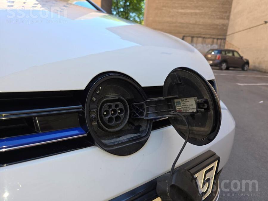 Balts Volkswagen Golf 2015 Rīga, ar dzinēja tilpumu 1.40 L un nobraukumu 201 tūkst. km par 9500 €, foto 12 vietnē AUTOMOTO.COM.LV