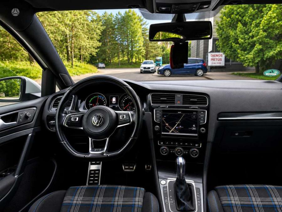 White Volkswagen Golf 2015 in Vilnius, with an engine capacity of 1.40 L and mileage of 241 thousand km for 8350 €, photo 15 on AUTOMOTO.COM.LV