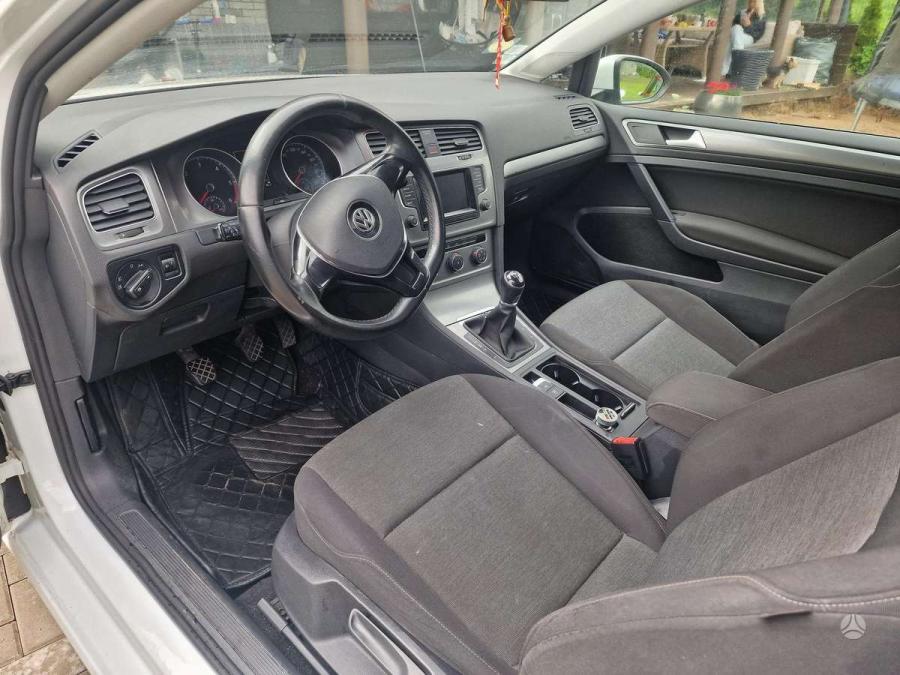White Volkswagen Golf 2015 in Vilnius, with an engine capacity of 1.60 L and mileage of 147 thousand km for 5500 €, photo 7 on AUTOMOTO.COM.LV