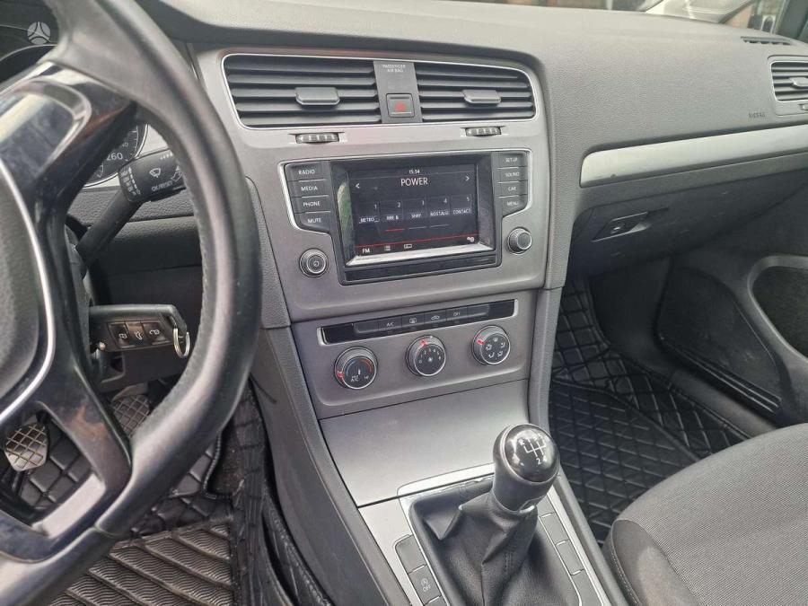 White Volkswagen Golf 2015 in Vilnius, with an engine capacity of 1.60 L and mileage of 147 thousand km for 5500 €, photo 9 on AUTOMOTO.COM.LV