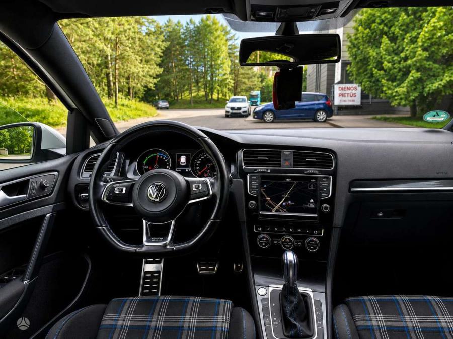 White Volkswagen Golf 2015 in Vilnius, with an engine capacity of 1.40 L and mileage of 241 thousand km for 8350 €, photo 15 on AUTOMOTO.COM.LV