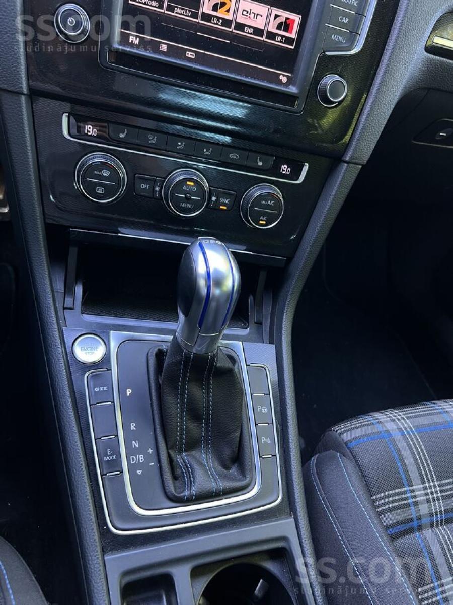 Balts Volkswagen Golf 2015 Rīga, ar dzinēja tilpumu 1.40 L un nobraukumu 202 tūkst. km par 8900 €, foto 23 vietnē AUTOMOTO.COM.LV