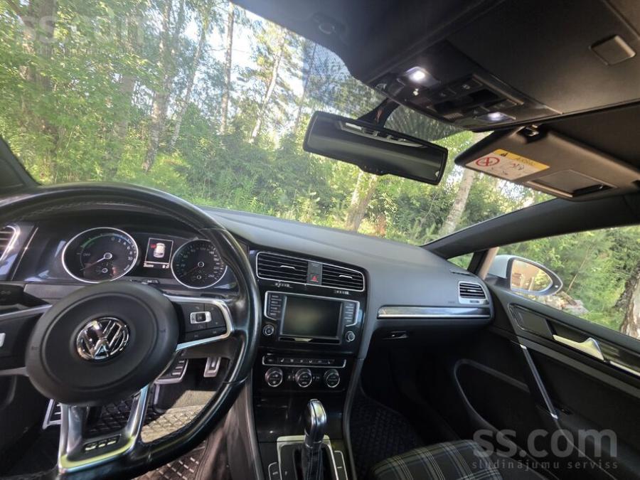 White Volkswagen Golf 2015 in Riga, with an engine capacity of 1.40 L and mileage of 203 thousand km for 8400 €, photo 4 on AUTOMOTO.COM.LV
