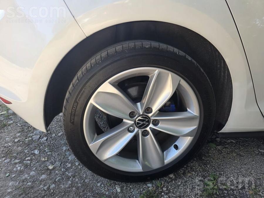 White Volkswagen Golf 2015 in Riga, with an engine capacity of 1.40 L and mileage of 203 thousand km for 8400 €, photo 5 on AUTOMOTO.COM.LV
