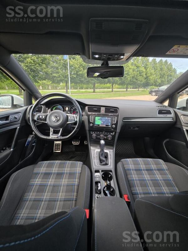 White Volkswagen Golf 2015 in Riga, with an engine capacity of 1.40 L and mileage of 203 thousand km for 8000 €, photo 9 on AUTOMOTO.COM.LV