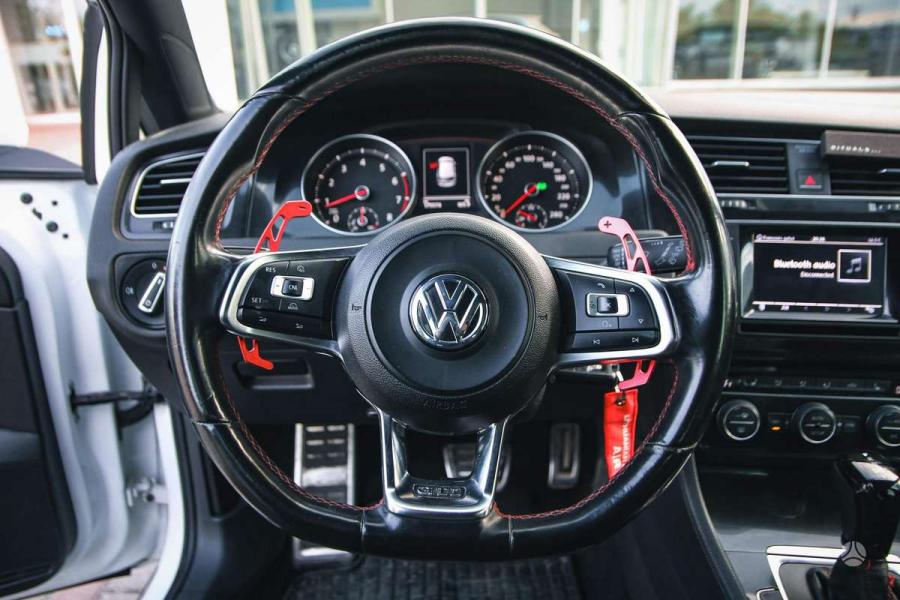 White Volkswagen Golf 2015 in Siauliai, with an engine capacity of 1.98 L and mileage of 176 thousand km for 14600 €, photo 9 on AUTOMOTO.COM.LV