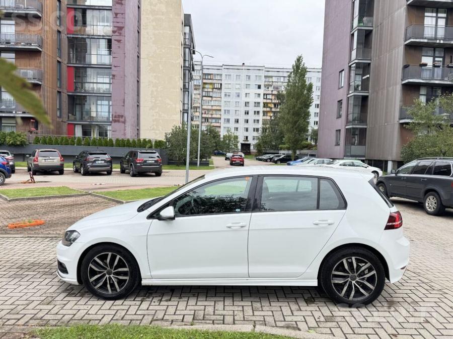 White Volkswagen Golf 2015 in Riga, with an engine capacity of 1.60 L and mileage of 329 thousand km for 5990 €, photo 4 on AUTOMOTO.COM.LV