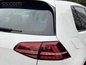 White Volkswagen Golf 2015 in Riga, with an engine capacity of 1.60 L and mileage of 329 thousand km for 5990 €, photo 7 on AUTOMOTO.COM.LV