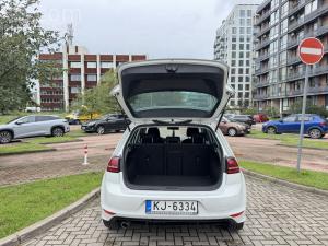 White Volkswagen Golf 2015 in Riga, with an engine capacity of 1.60 L and mileage of 329 thousand km for 5990 €, photo 8 on AUTOMOTO.COM.LV
