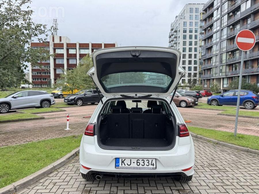 White Volkswagen Golf 2015 in Riga, with an engine capacity of 1.60 L and mileage of 329 thousand km for 5990 €, photo 8 on AUTOMOTO.COM.LV