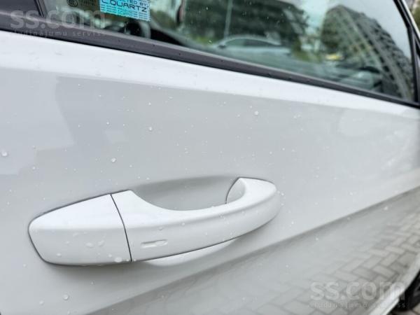 White Volkswagen Golf 2015 in Riga, with an engine capacity of 1.60 L and mileage of 329 thousand km for 5990 €, photo 8 on AUTOMOTO.COM.LV