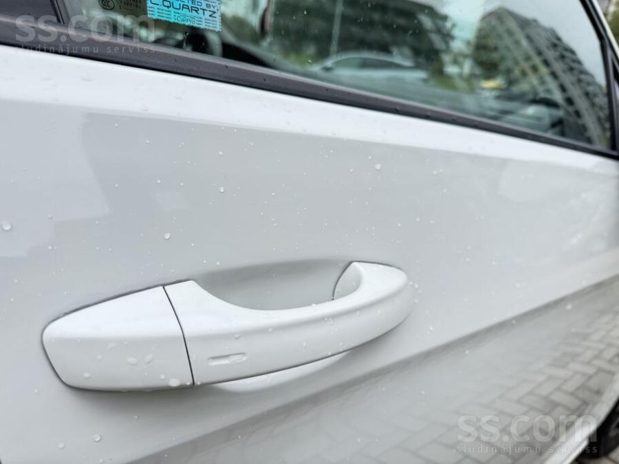 White Volkswagen Golf 2015 in Riga, with an engine capacity of 1.60 L and mileage of 329 thousand km for 5990 €, photo 9 on AUTOMOTO.COM.LV