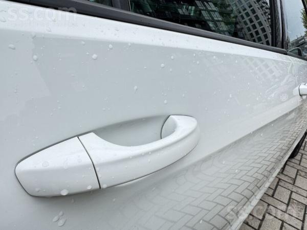 White Volkswagen Golf 2015 in Riga, with an engine capacity of 1.60 L and mileage of 329 thousand km for 5990 €, photo 9 on AUTOMOTO.COM.LV