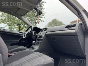 White Volkswagen Golf 2015 in Riga, with an engine capacity of 1.60 L and mileage of 329 thousand km for 5990 €, photo 13 on AUTOMOTO.COM.LV