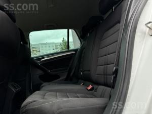White Volkswagen Golf 2015 in Riga, with an engine capacity of 1.60 L and mileage of 329 thousand km for 5990 €, photo 15 on AUTOMOTO.COM.LV