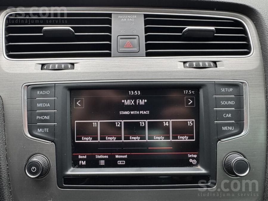 White Volkswagen Golf 2015 in Riga, with an engine capacity of 1.60 L and mileage of 329 thousand km for 5990 €, photo 17 on AUTOMOTO.COM.LV