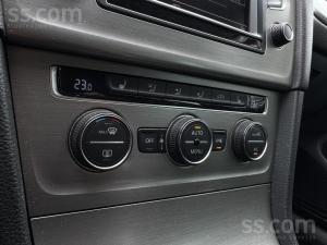 White Volkswagen Golf 2015 in Riga, with an engine capacity of 1.60 L and mileage of 329 thousand km for 5990 €, photo 22 on AUTOMOTO.COM.LV