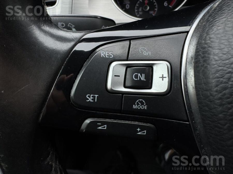 White Volkswagen Golf 2015 in Riga, with an engine capacity of 1.60 L and mileage of 329 thousand km for 5990 €, photo 24 on AUTOMOTO.COM.LV
