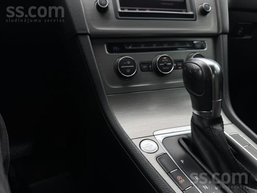 White Volkswagen Golf 2015 in Riga, with an engine capacity of 1.60 L and mileage of 329 thousand km for 5990 €, photo 25 on AUTOMOTO.COM.LV