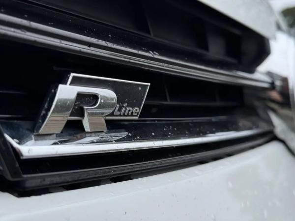 White Volkswagen Golf 2015 in Riga, with an engine capacity of 1.60 L and mileage of 329 thousand km for 5990 €, photo 2 on AUTOMOTO.COM.LV