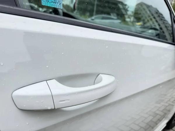 White Volkswagen Golf 2015 in Riga, with an engine capacity of 1.60 L and mileage of 329 thousand km for 5990 €, photo 8 on AUTOMOTO.COM.LV