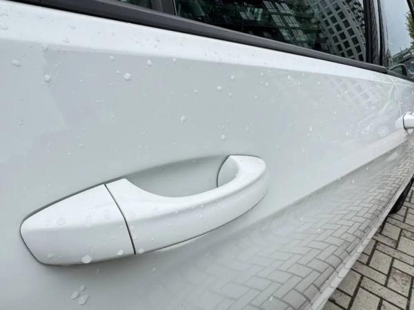 White Volkswagen Golf 2015 in Riga, with an engine capacity of 1.60 L and mileage of 329 thousand km for 5990 €, photo 9 on AUTOMOTO.COM.LV