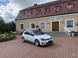 White Volkswagen Golf 2015 in Kelme, with an engine capacity of 1.40 L and mileage of 165 thousand km for 9200 €, photo 12 on AUTOMOTO.COM.LV