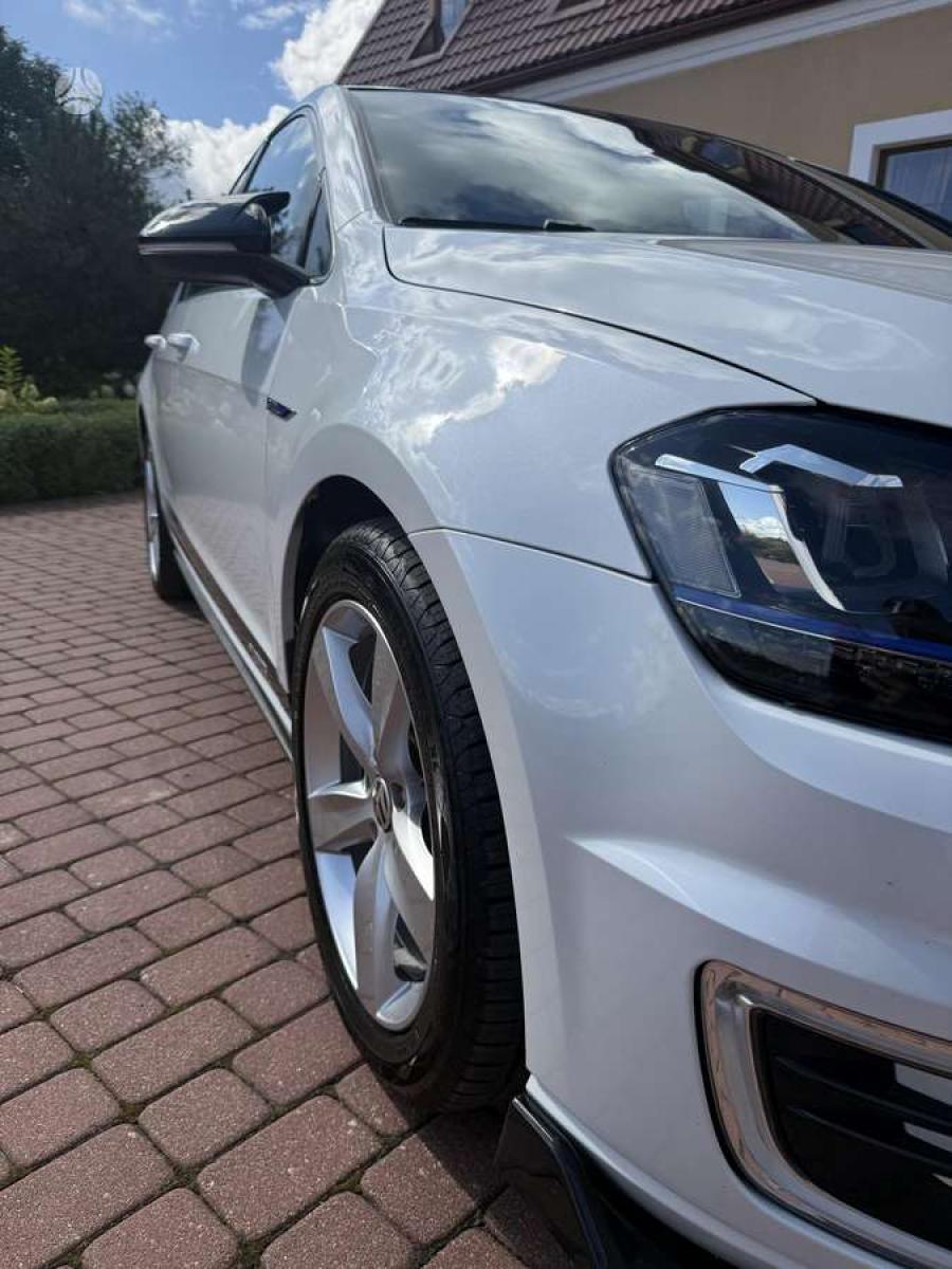 White Volkswagen Golf 2015 in Kelme, with an engine capacity of 1.40 L and mileage of 165 thousand km for 9200 €, photo 13 on AUTOMOTO.COM.LV