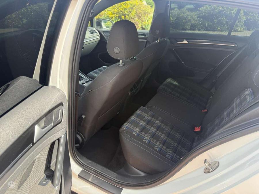 White Volkswagen Golf 2015 in Kelme, with an engine capacity of 1.40 L and mileage of 165 thousand km for 9200 €, photo 26 on AUTOMOTO.COM.LV