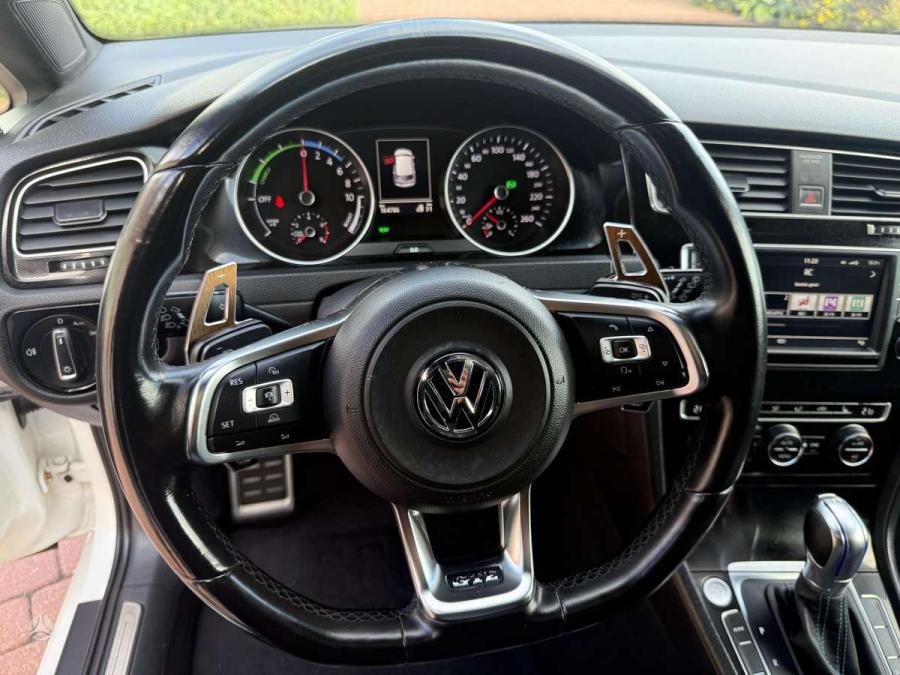 White Volkswagen Golf 2015 in Kelme, with an engine capacity of 1.40 L and mileage of 165 thousand km for 9200 €, photo 31 on AUTOMOTO.COM.LV